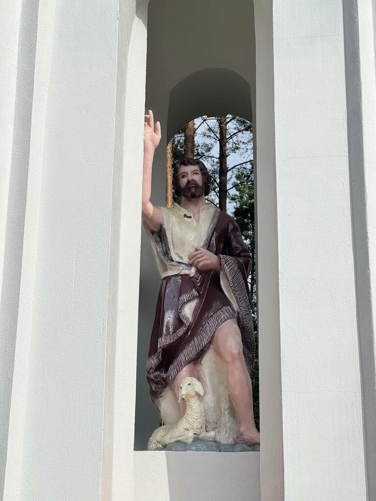 Şapel, haç anıtı Католическая придорожная часовня святого Иоанна Крестителя, Grodnenskaya oblastı, foto