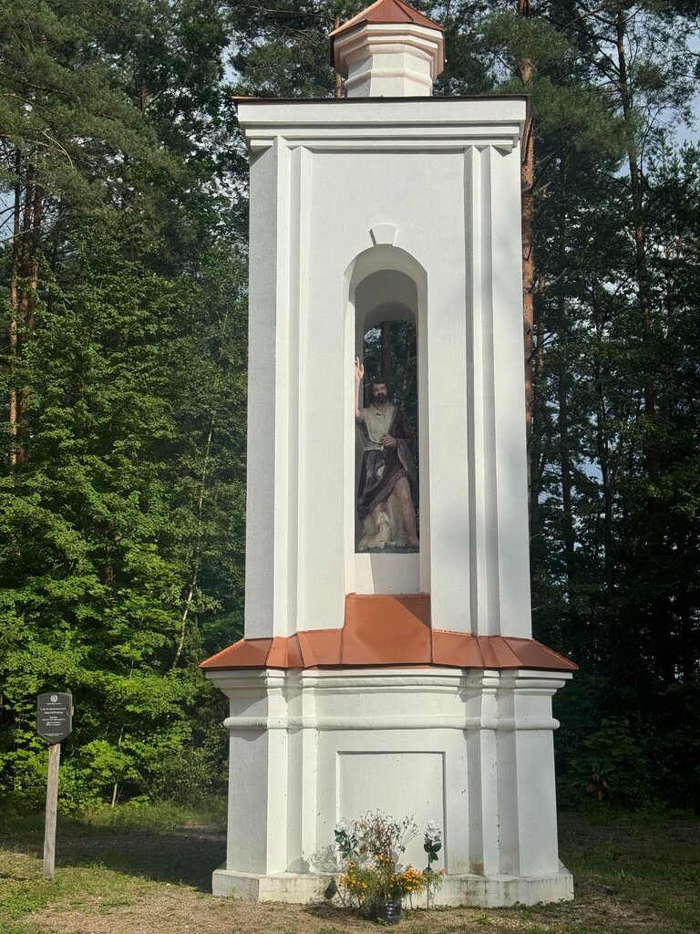 Şapel, haç anıtı Католическая придорожная часовня святого Иоанна Крестителя, Grodnenskaya oblastı, foto