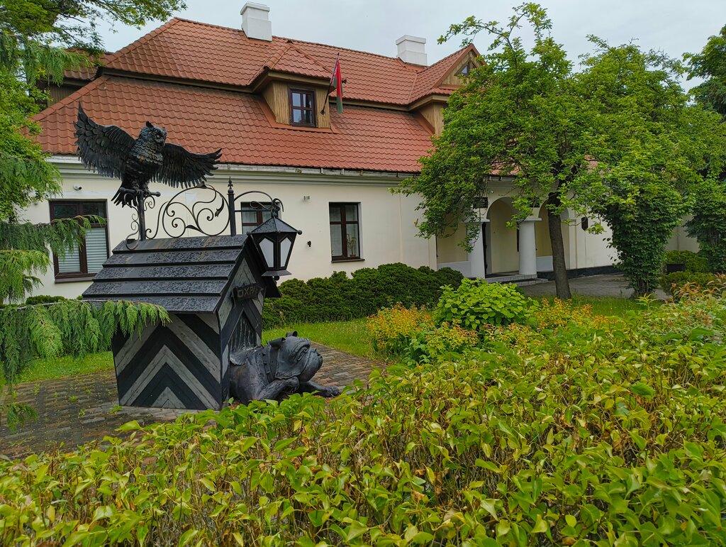 Park, sokak heykeli Сова, бульдог и будка, Brest, foto