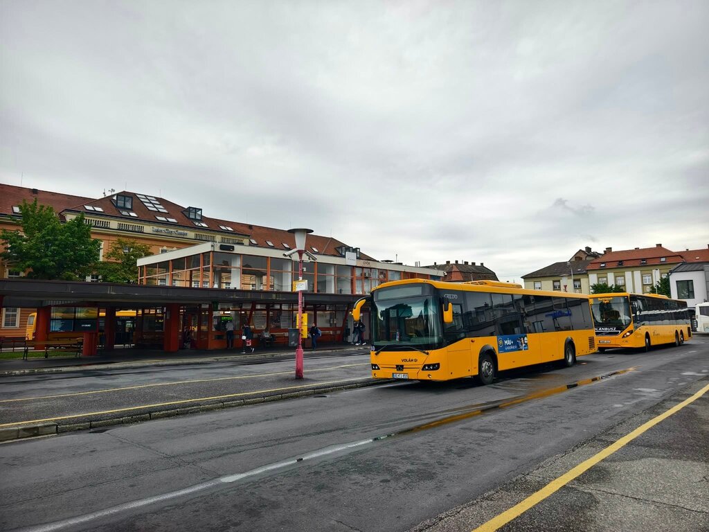 Toplu taşıma durağı Győr, Gyor, foto