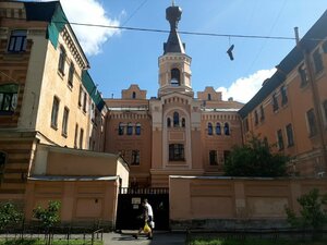 Церковь Святой Живоначальной Троицы при Российском НИИ Гематологии и трансфузиологии (2nd Sovetskaya Street No:16), ortodoks kiliseleri  Saint‑Petersburg'dan
