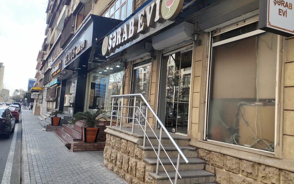Alkollü içecekler Sherab evi, Bakü, foto