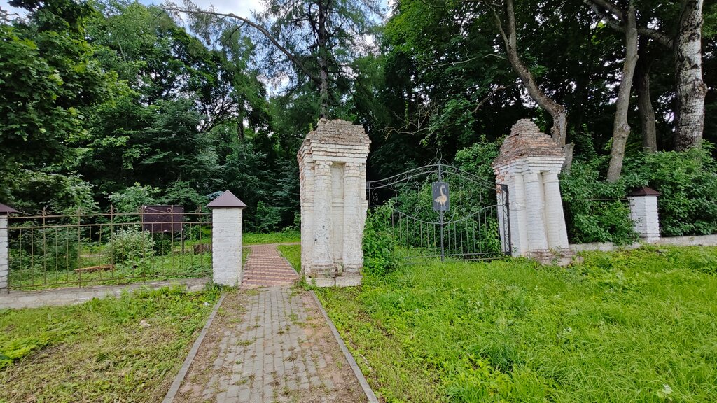 Unutulmaz olayların yeri Главная входная группа на территорию усадебного парка, Lipetskaya oblastı, foto