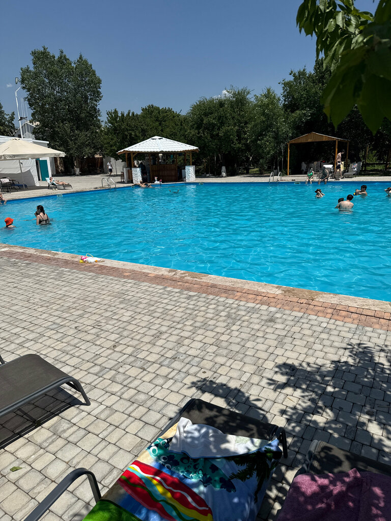 Yüzme havuzları Lazur pool & bar, Aragatsotn, foto