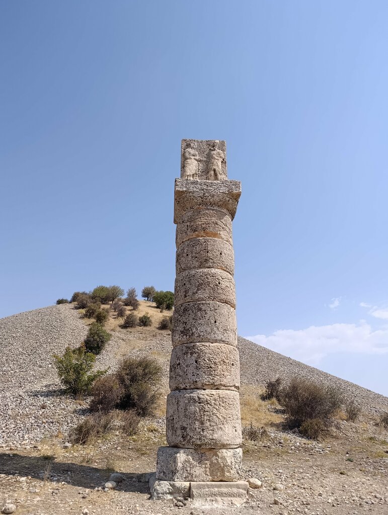 Anıt, heykel Karakuş Tümülüsü, Kâhta, foto