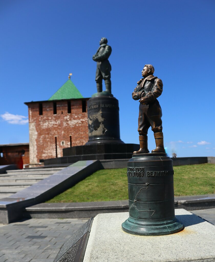 Dekorasyon ve süsleme, onur panosu Мини-копия памятника Валерию Павловичу Чкалову, Nijni Novgorod, foto