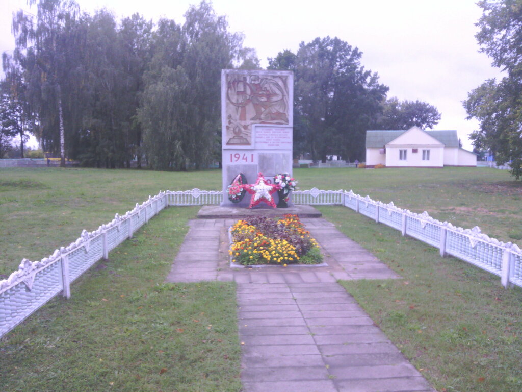 Anıt, heykel Погибшим землякам, Brestskaya oblastı, foto