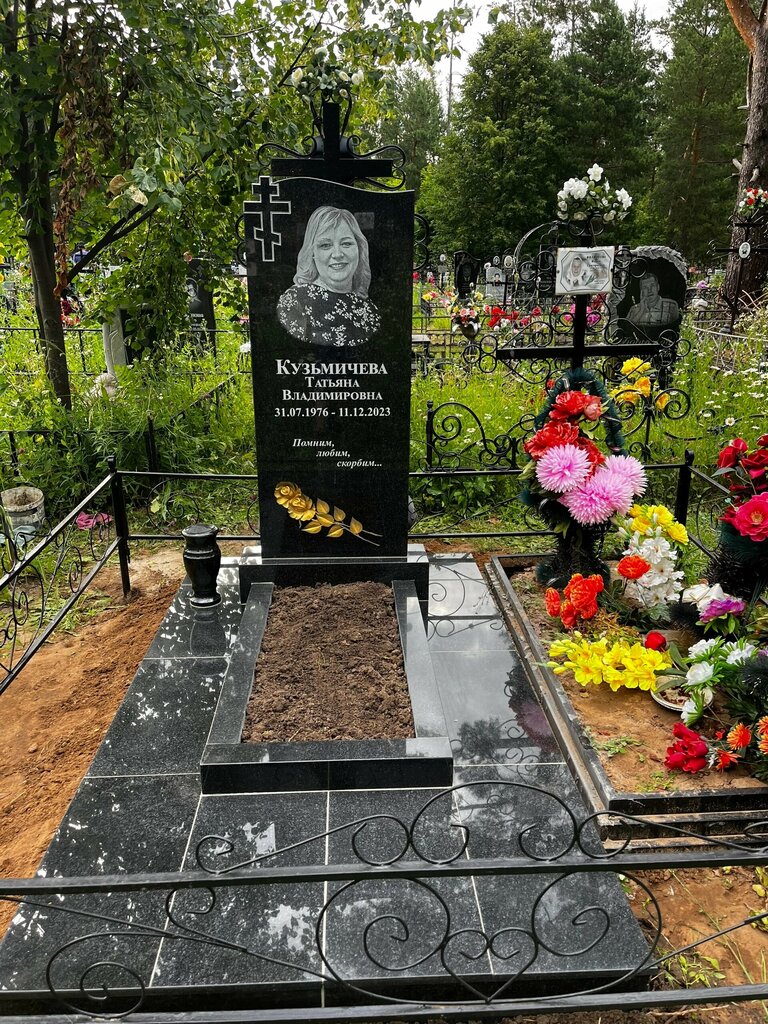 Heykel ve mezarlık taşı üreticileri Памятники из гранита, Krasnoyarsk, foto