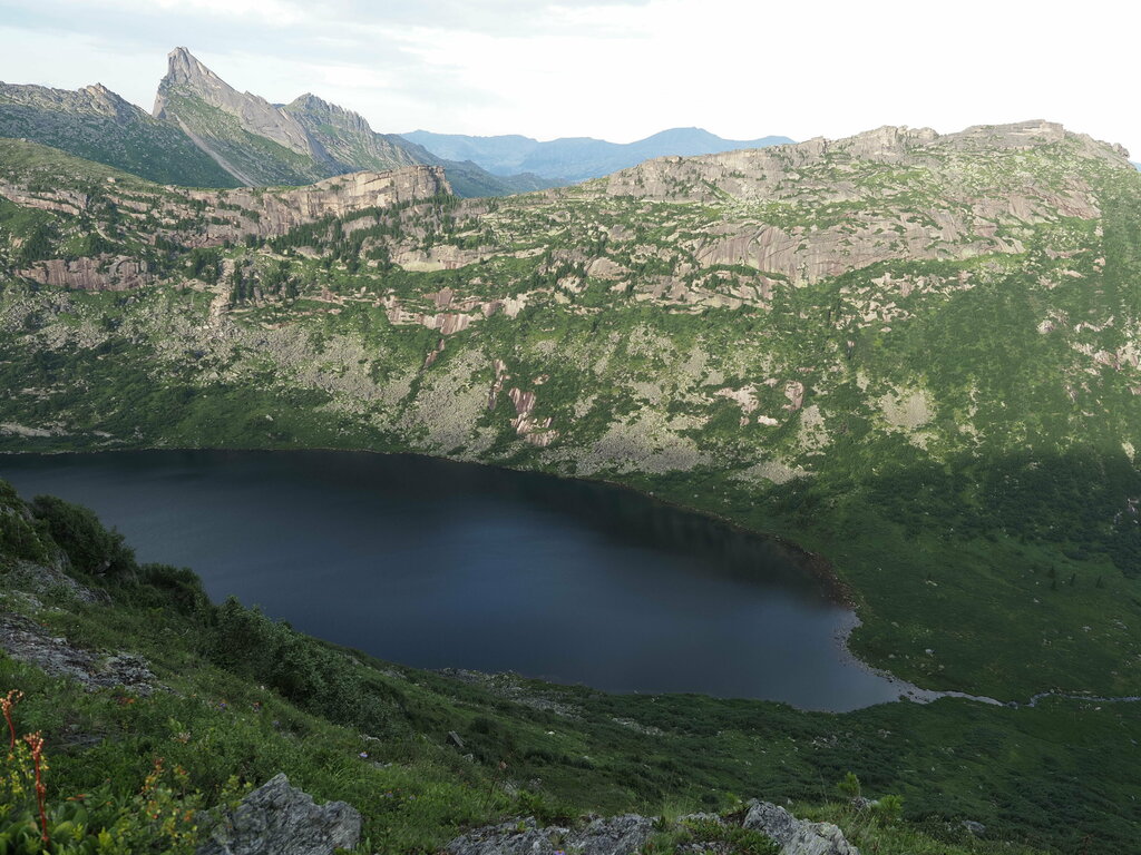 Dağ zirvesi Пик Динозавр, Krasnoyarski krayı, foto
