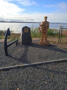 Посвящается лоцманам – корабельным вожам поморского селения Лямца, героически сражавшимся в Крымскую войну летом 1855 г. с английским десантом. (Archangel Region, Onega, Komarova Embankment), anıt, heykel  Onega'dan