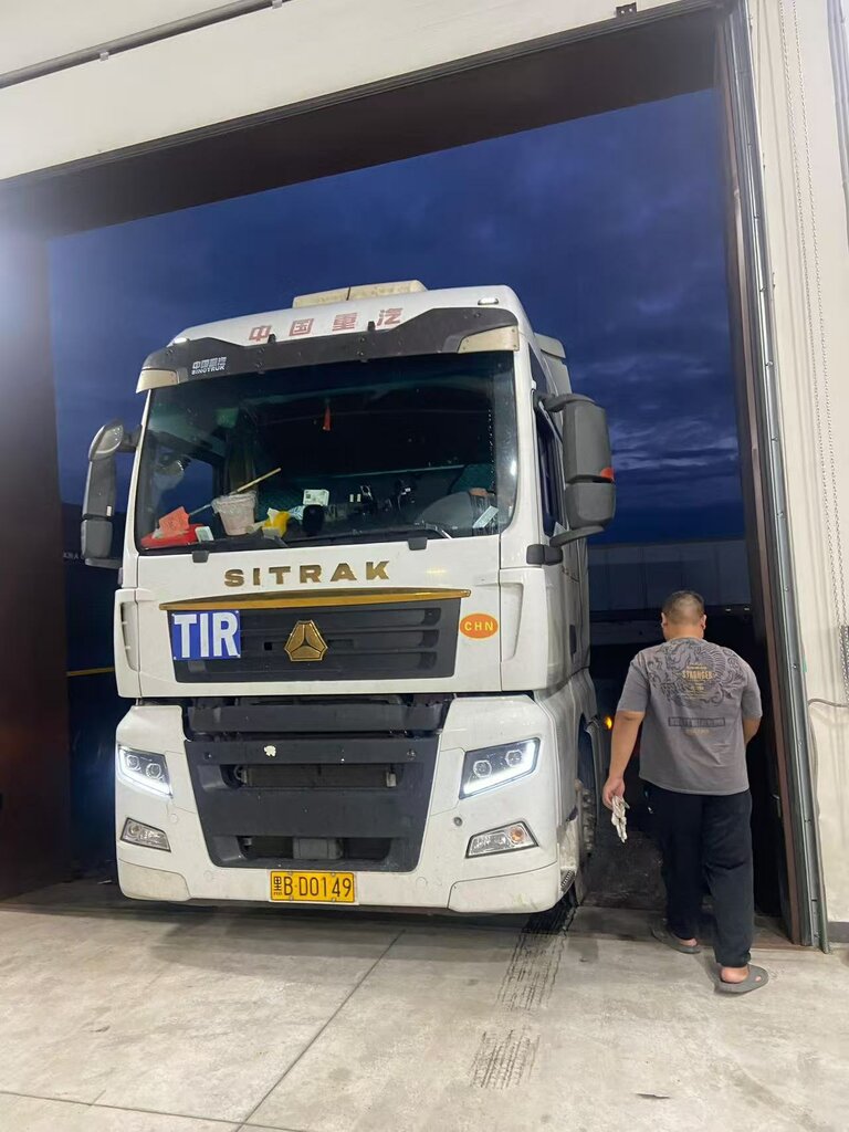 Kamyonların onarımı Sitrak Service, Krasnoyarski krayı, foto