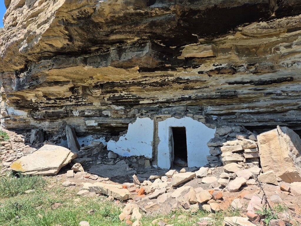 Turistik yerler Песчаниковые пещеры долины реки Мары, Karaçay‑Çerkez Cumhuriyeti, foto