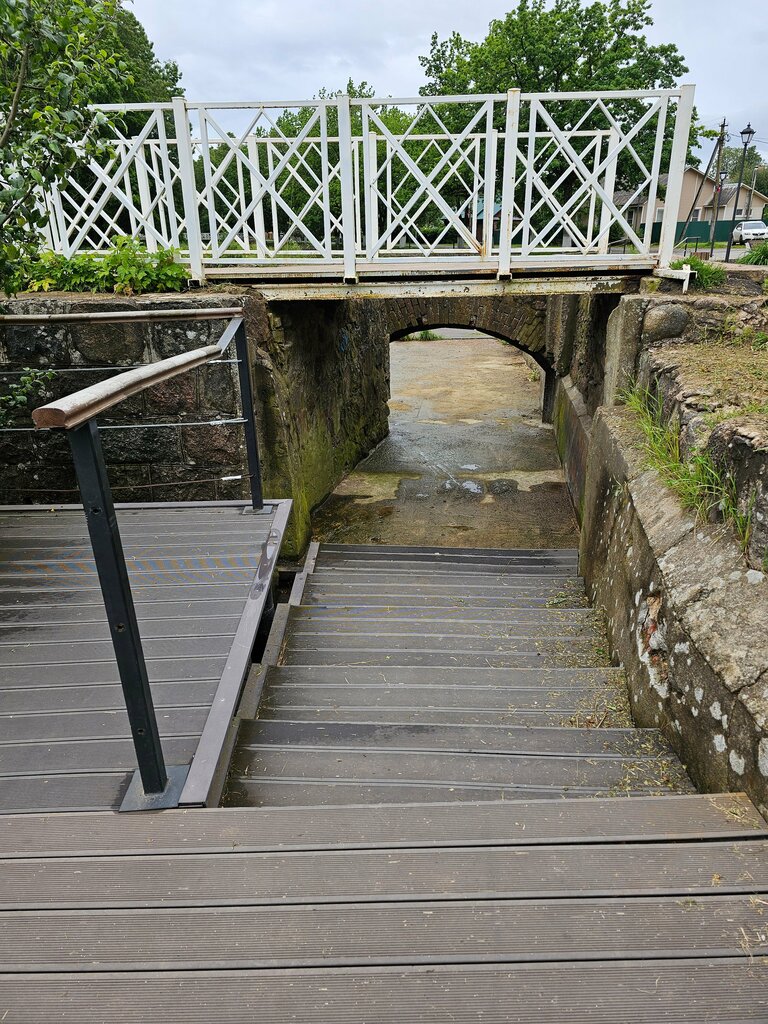 Unutulmaz olayların yeri Руины старой мельницы, Gdov, foto