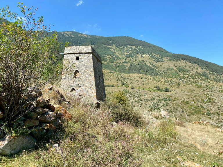 Turistik yerler Башни Телакуровых, Саракаевых, Тегаевых, Kuzey Osetya‑Alanya, foto