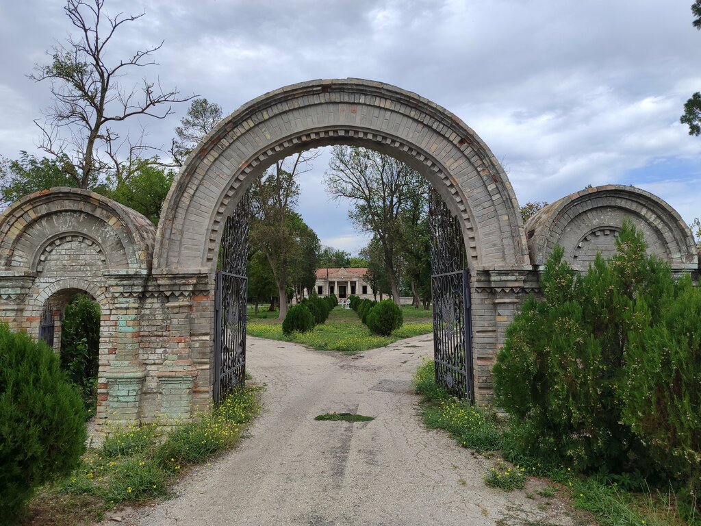Turistik yerler Арочные ворота усадьбы Шатилова, XIX век, Kırım Cumhuriyeti, foto