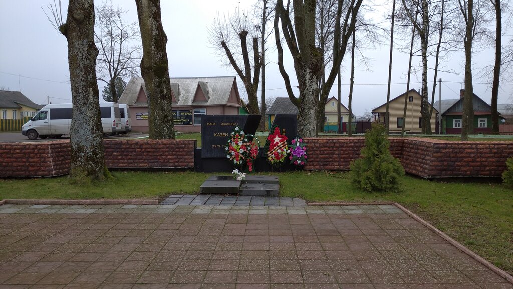 Anıt, heykel Памятник землякам, Minskaya oblastı, foto