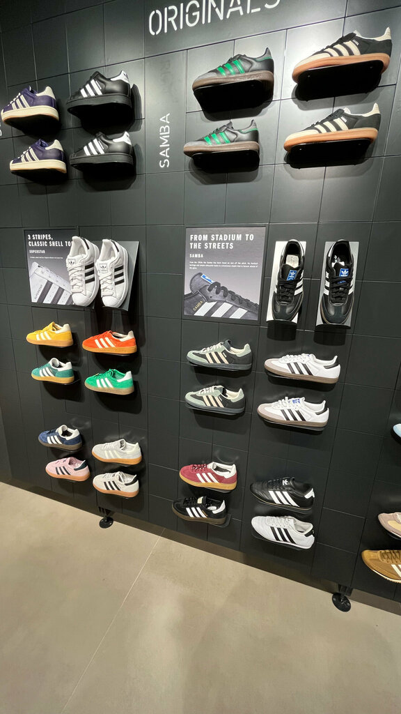 Spor giyim ve ayakkabı Adidas, Resül‑Hayme, foto