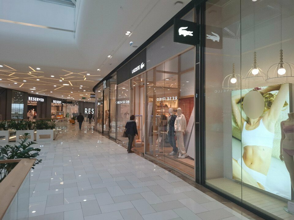 Giyim mağazası Lacoste, Novi Sad, foto