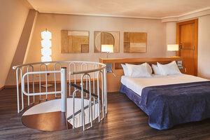 Hotel Silken Ciudad de Vitoria (Comunidad Autónoma del País Vasco, Álava Province, Cuadrilla de Vitoria, Calle Portal de Castilla, 4), otel  Vitoria'dan