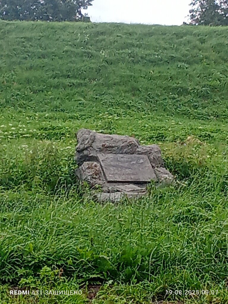 Turistik yerler Remains of monument to Alexander II, Zaslavl, foto
