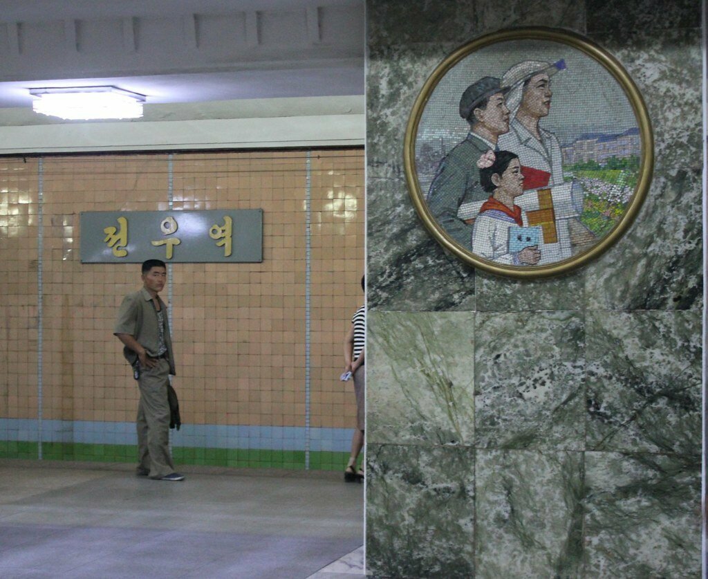 Metro istasyonu Chonu metro station, Pyongyang, foto