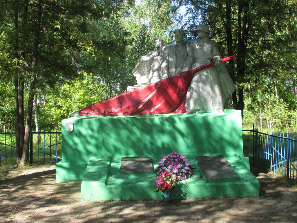 Anıt, heykel Братская могила воинам освободителям немецко-фашистских захватчиков, Gomelskaya oblastı, foto