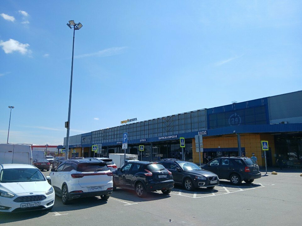 Ayrı çöp toplama noktası Ecoplatform Fandomat, Saint‑Petersburg, foto