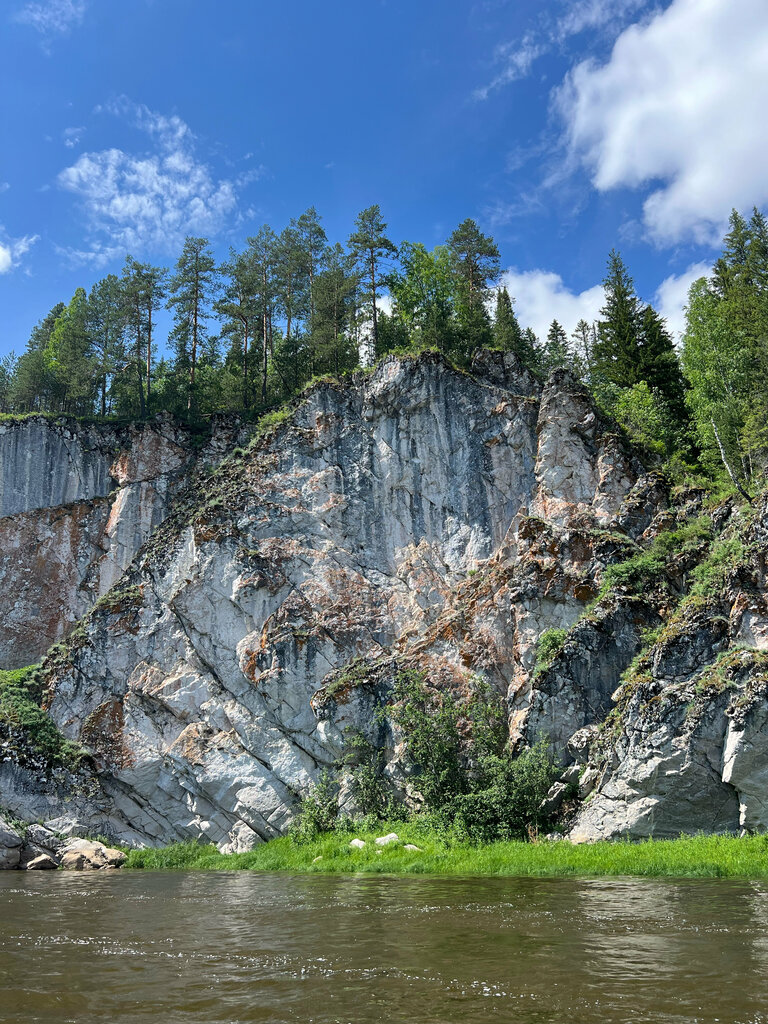 Dağ zirvesi Скала Гусельный камень, Permski krayı, foto