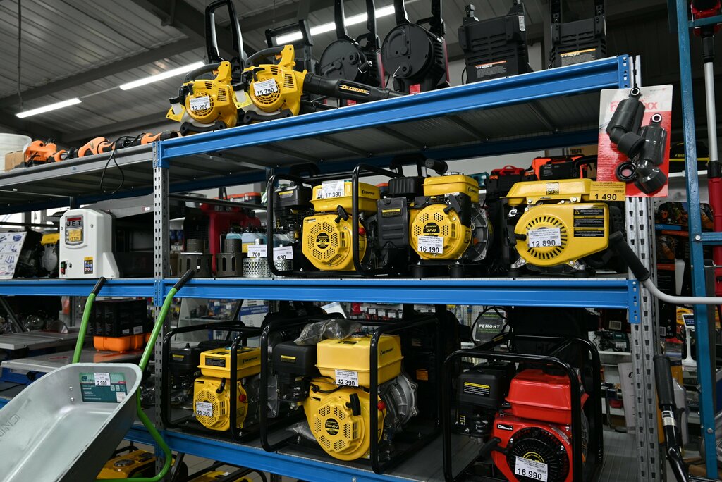 Elektrik ve benzinle çalışan aletler BenzoElektroMaster, İrkutskaya oblastı, foto