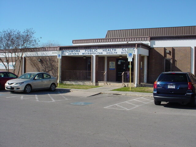 Tıp merkezleri ve klinikler Zarzamora Clinic - University Health, San Antonio, foto