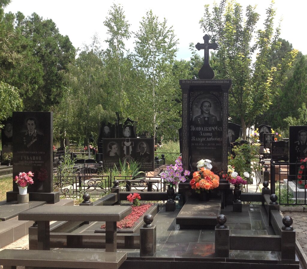 Heykel ve mezarlık taşı üreticileri Ie Chernavskov S. V., Yevpatorya, foto