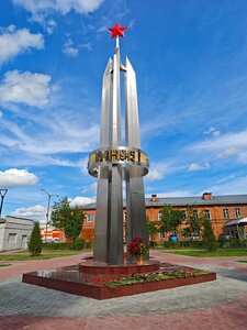 Стела в честь 166-й стрелковой дивизии (Tomsk, Public Garden 166-th Strelkovoj Divizii), anıt, heykel  Tomsk'tan