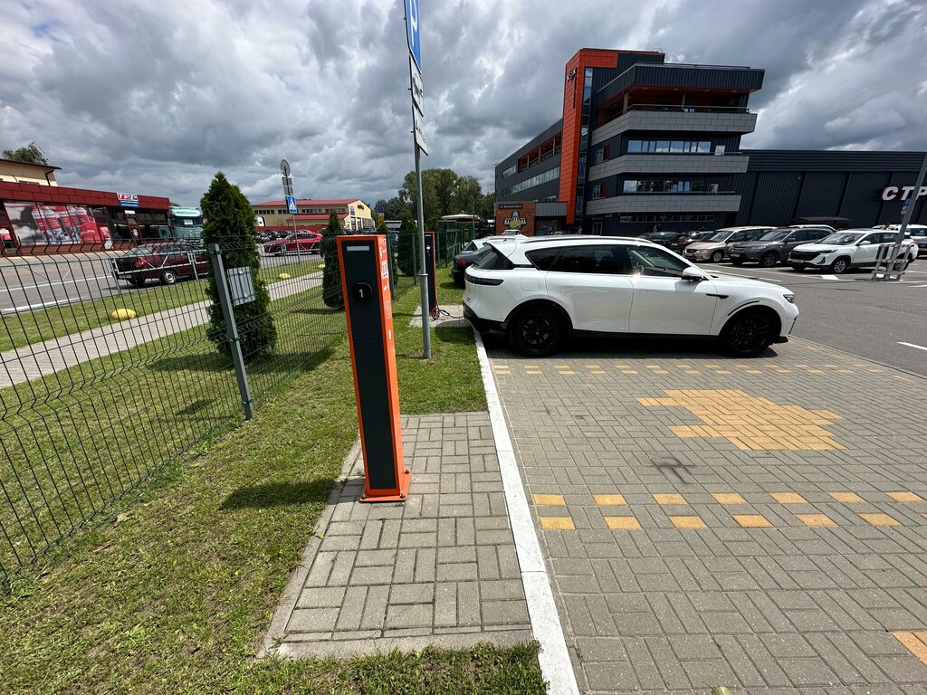 Elektrikli oto şarj istasyonları Станция зарядки электромобилей, Gomel, foto