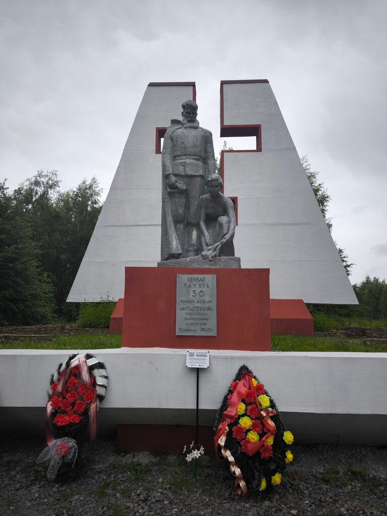 Anıt, heykel 130 сожжённым мирным жителям деревни Масевичи, Minskaya oblastı, foto