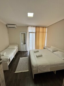 Favorite Hotel (David Aghmashenebeli Avenue No:516, Kobuleti), otel  Kabuletti'den