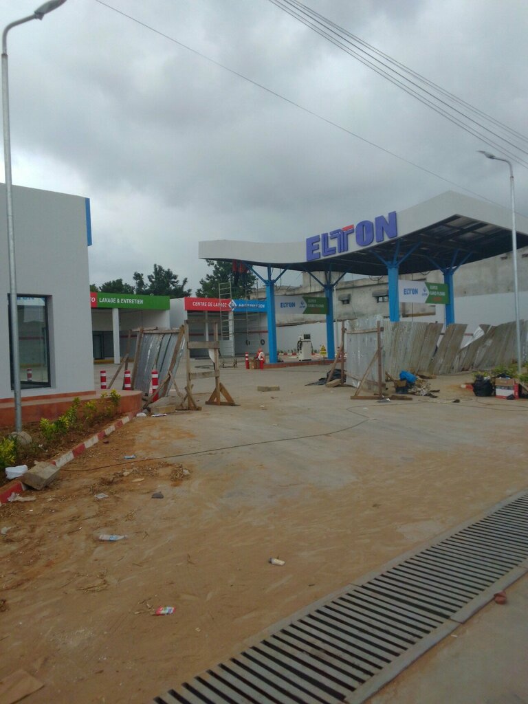 Benzin istasyonu Elton Oil Company Oasis Bagnon, Abican, foto