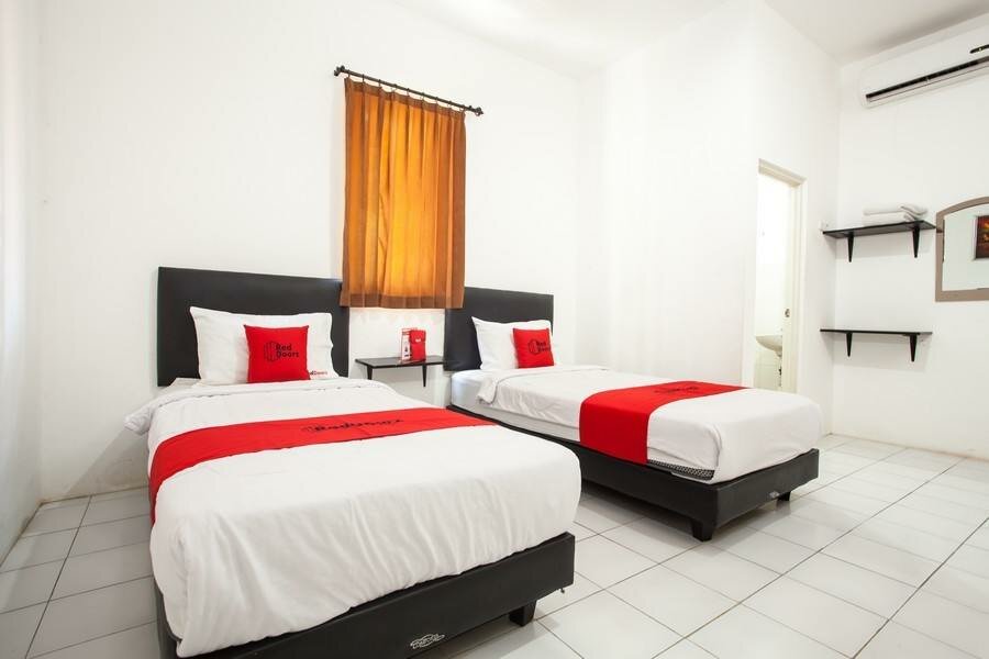 Otel RedDoorz Plus near Galaxy Mall, Surabaya, foto