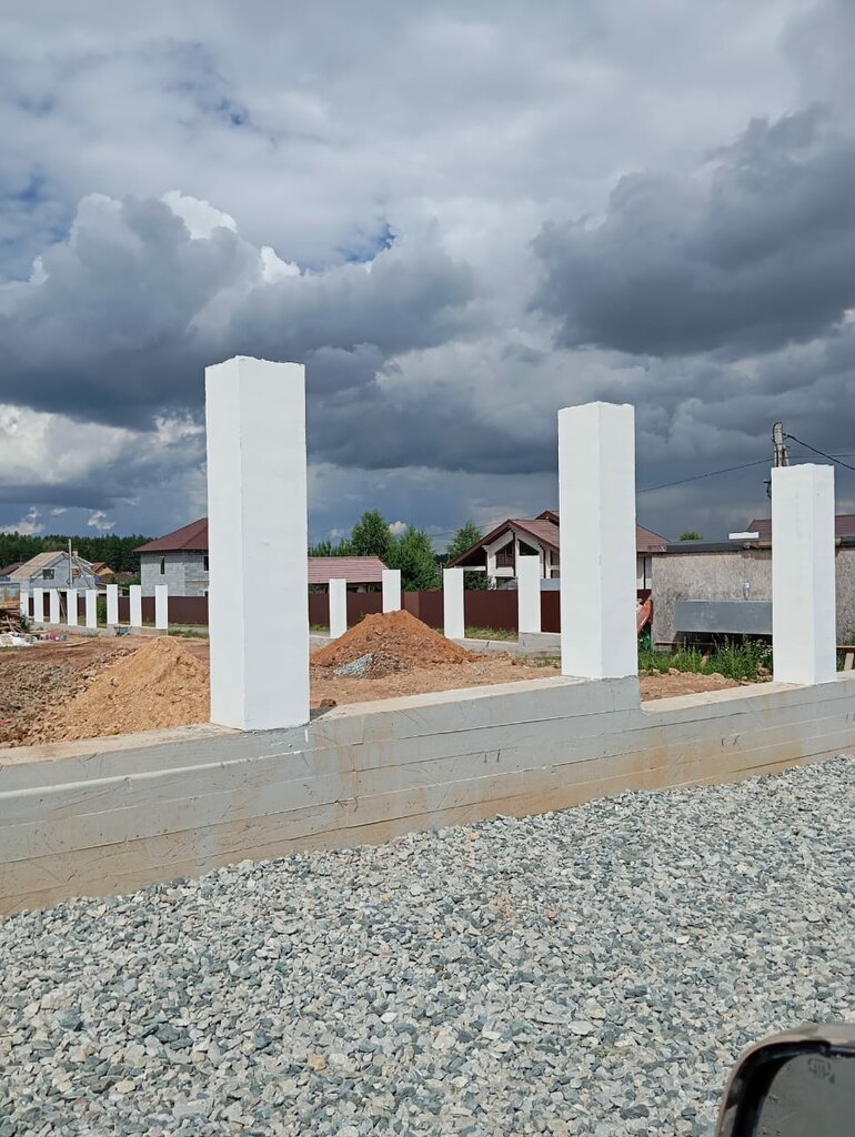 Çitler, parmaklıklar Fazenda Plus, Sverdlovskaya oblastı, foto