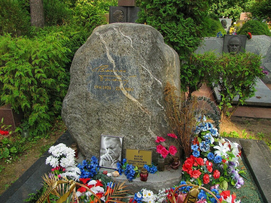 Anıt, heykel Белорусский писатель В.В. Быков, Minsk, foto