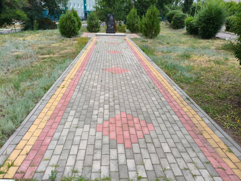 Anıt, heykel Герою Советского Союза Чолпонбаю Тулебердиеву, Novovoronej, foto