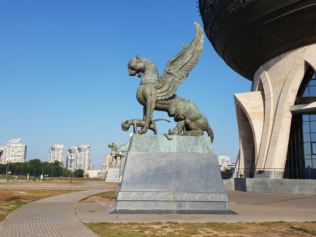 Park, sokak heykeli Крылатый барс, Kazan, foto