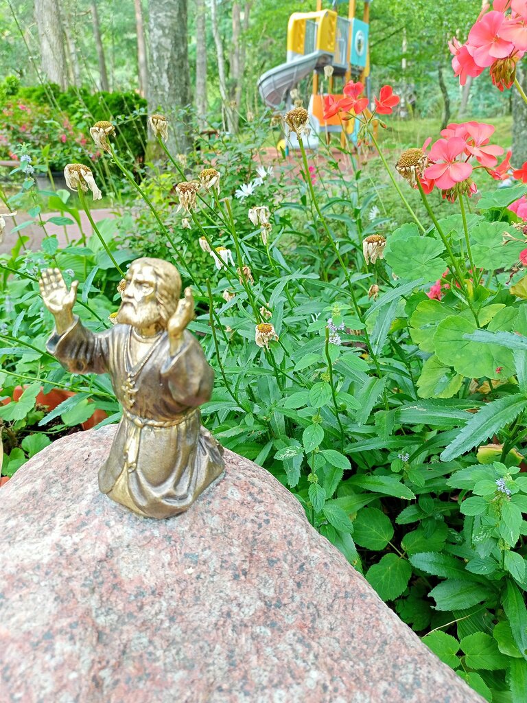 Park, sokak heykeli Скульптура преподобного Серафима Саровского, Svetlogorsk, foto