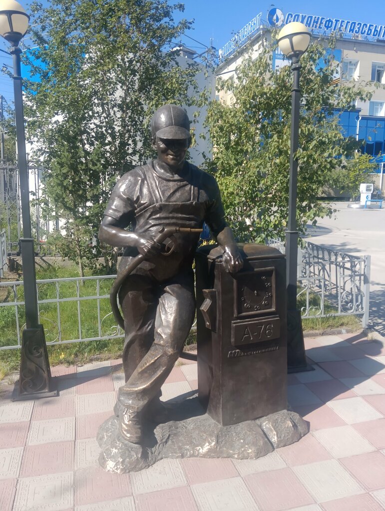Park, sokak heykeli Заправщик, Yakutsk, foto