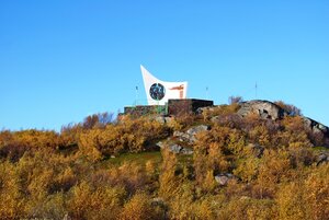 Морякам-подводникам погибшим на боевых постах до конца выполнившим свой долг (Murmansk Region, Ostrovnoy), anıt, heykel  Ostrovnoy'dan