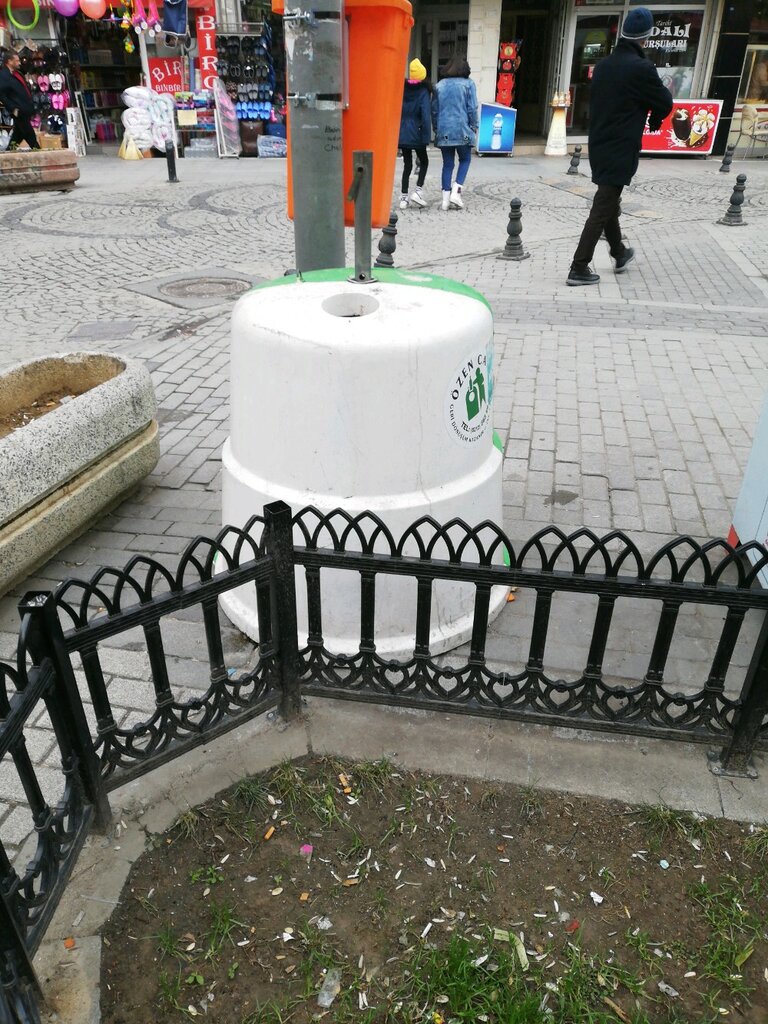 Geri dönüşüm maddeleri Özen Cam Şişe Kumbarası, İstanbul, foto