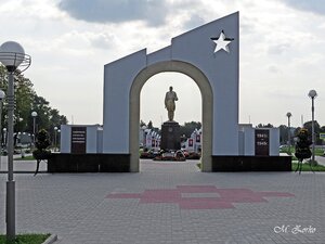 Братская могила советских воинов и партизан (Viciebskaja voblasc, Sianno, vulica Karla Marksa), anıt, heykel  Senno'dan