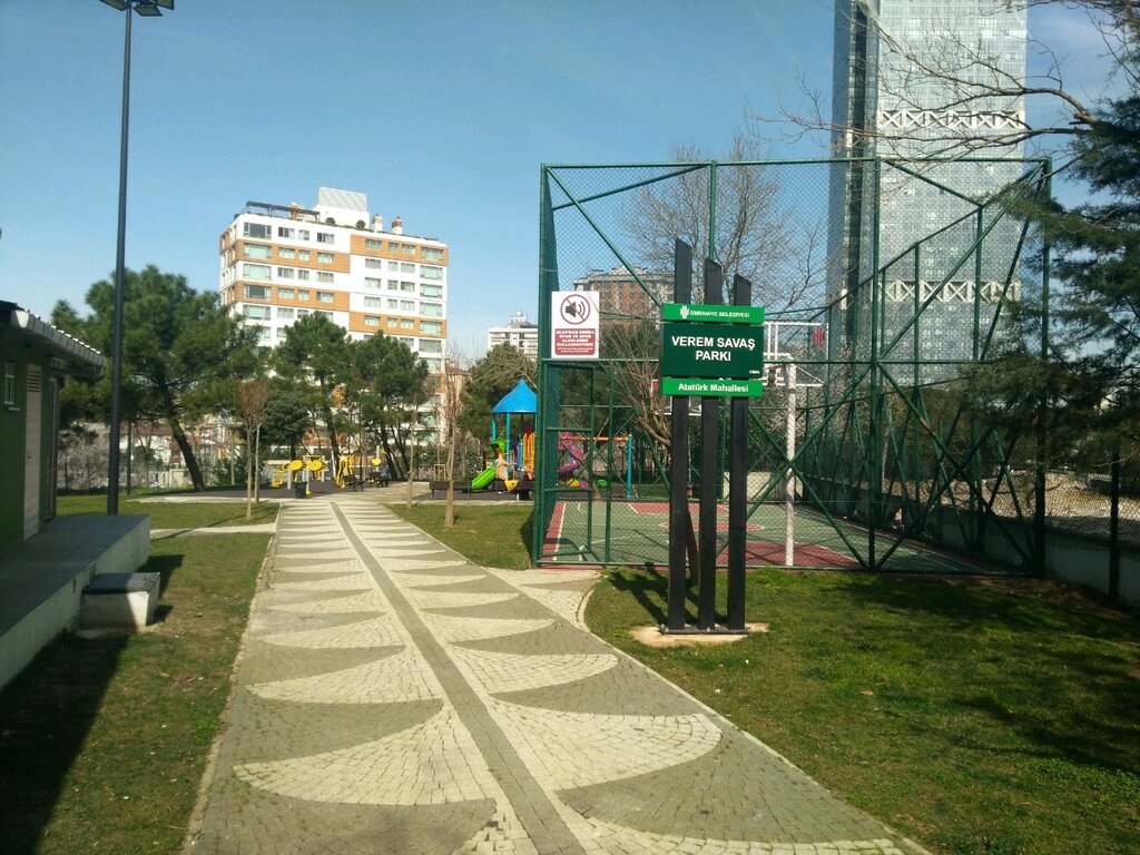 Çocuk oyun ekipmanları Verem Savaş Parkı, İstanbul, foto