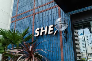 Hotel She (Osaka Prefecture, Osaka, Nagahori Tsurumi-ryokuchi Line, Dome-mae Chiyozaki metro station), otel  Osaka'dan