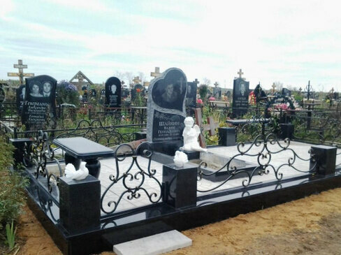 Heykel ve mezarlık taşı üreticileri Skorb, Sverdlovskaya oblastı, foto