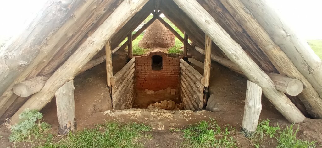 Turistik yerler Реконструкция жилища эпохи бронзы, Lipetskaya oblastı, foto